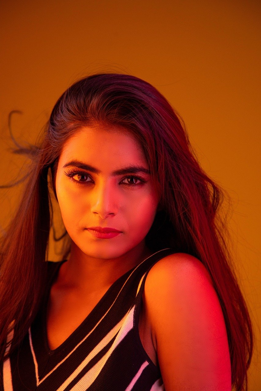 "Gold vs Stocks: Which Asset Should You Choose in 2025?" - Emas Gold